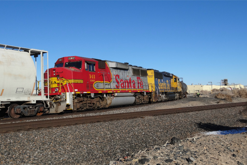 BNSF 8704 & 141